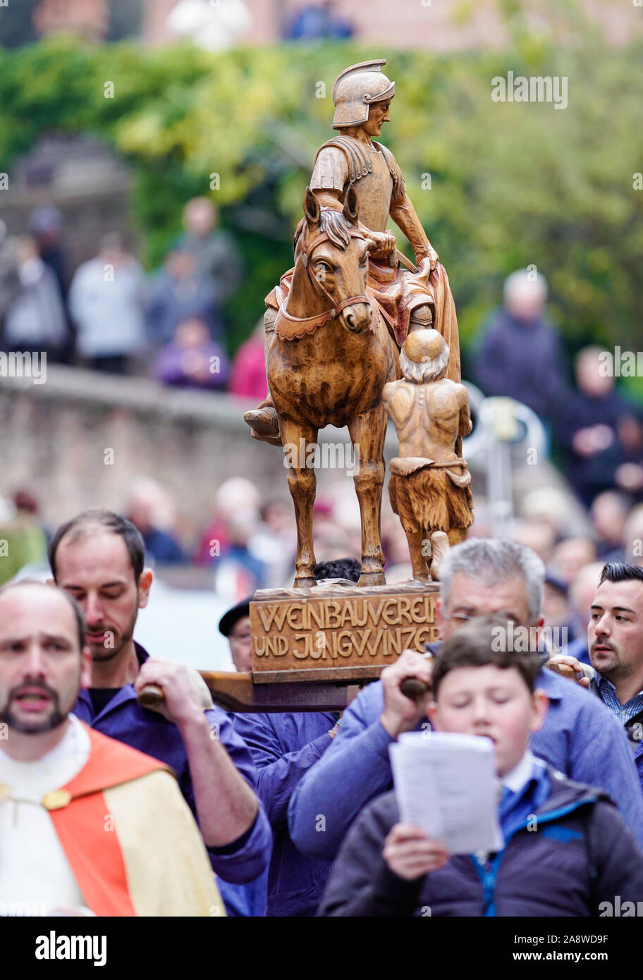 Sankt Martin, Germany. 11th Nov, 2019. A statue of Saint Martin is ...