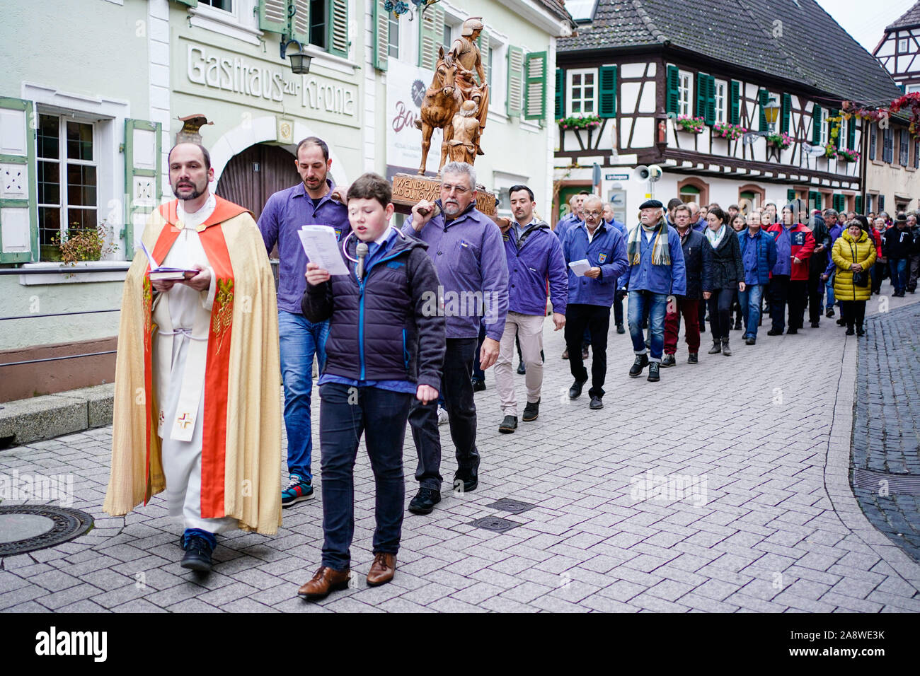 Sankt Martin, Germany. 11th Nov, 2019. A statue of Saint Martin is ...