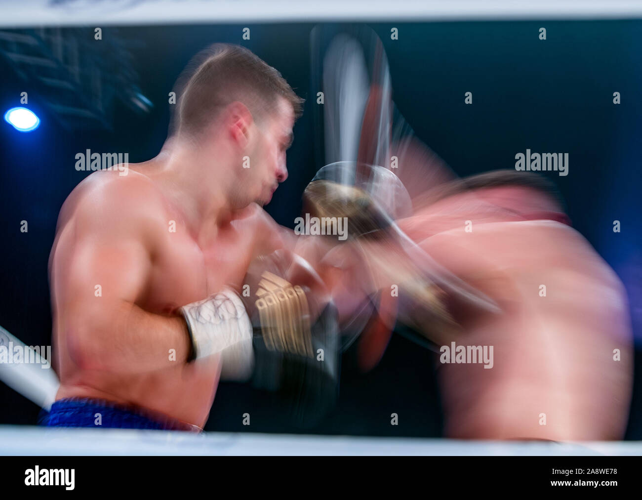 Boxing ring audience hi-res stock photography and images - Alamy