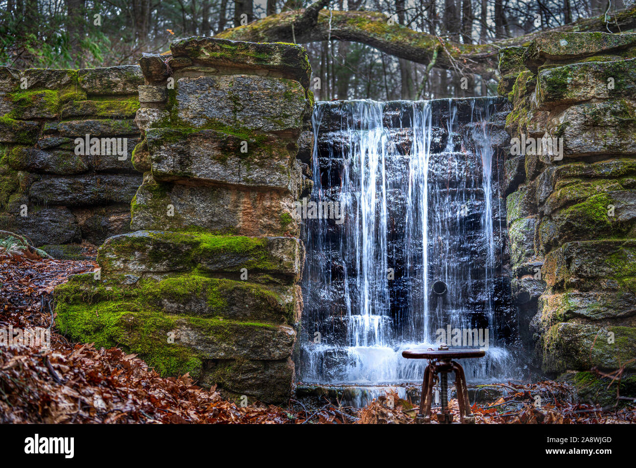 Rock wall waterfall hi-res stock photography and images - Alamy