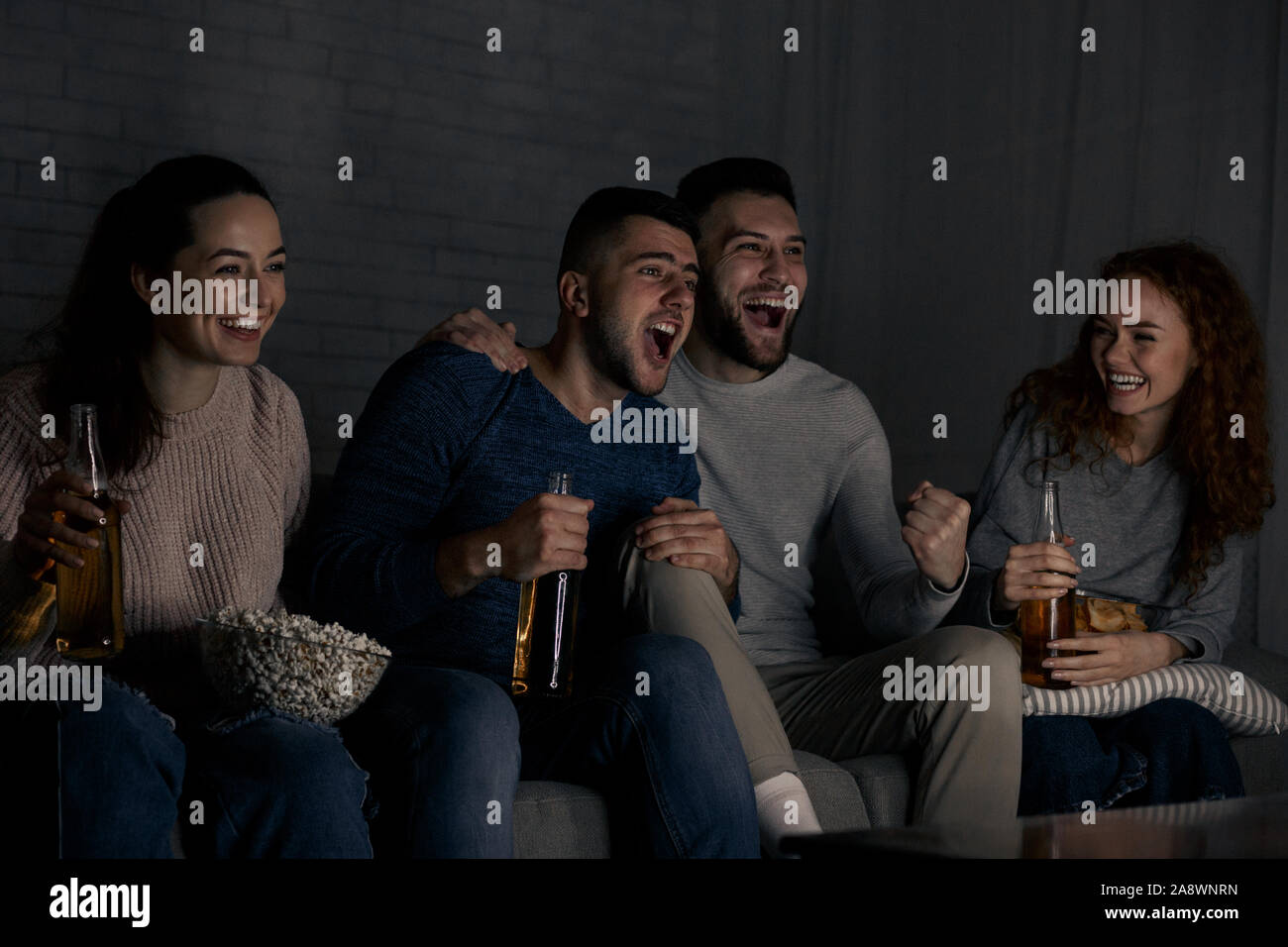 Young women cheering for team hi-res stock photography and images - Alamy