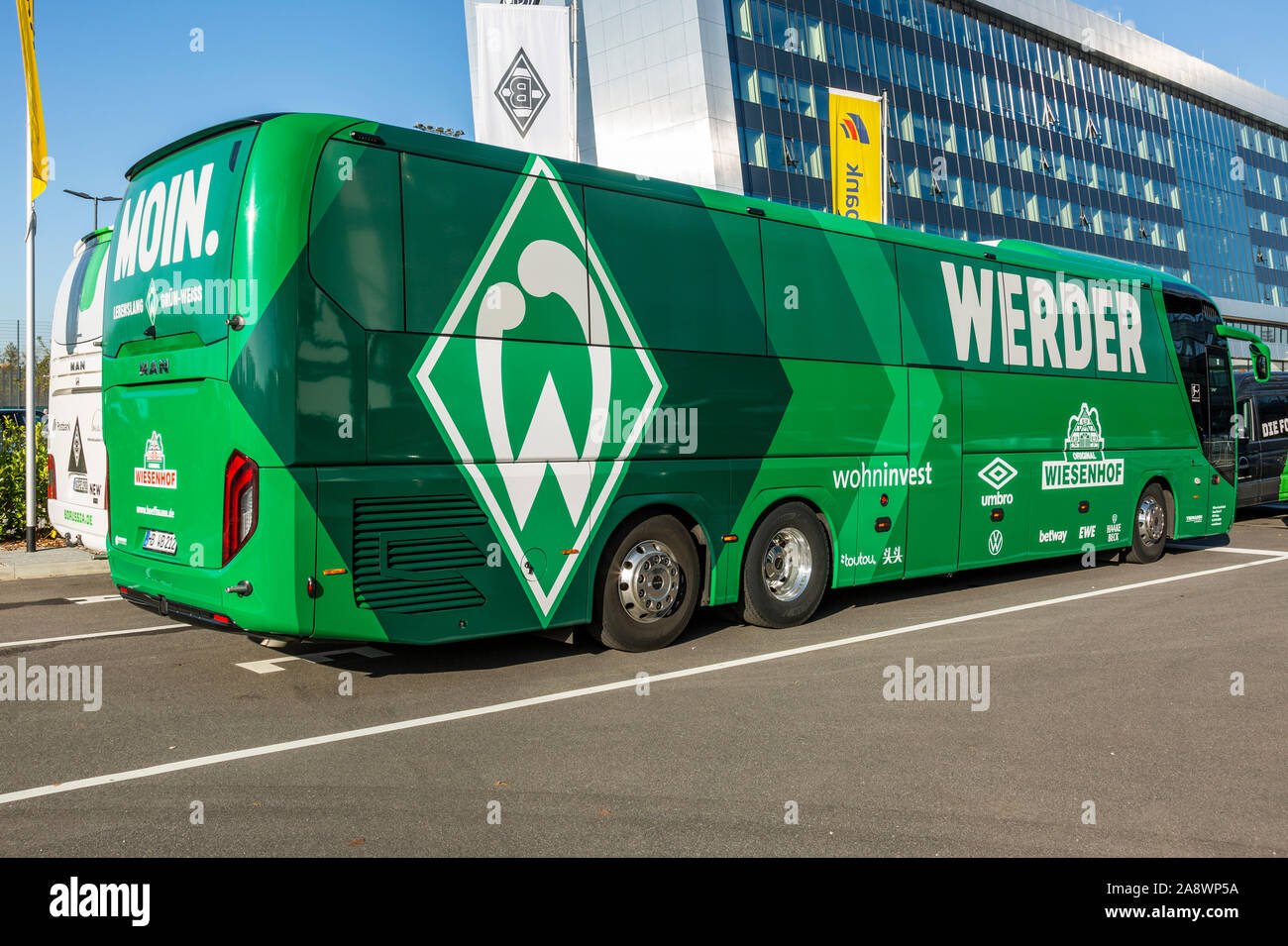 Mannschaftsbus hi-res stock photography and images - Alamy