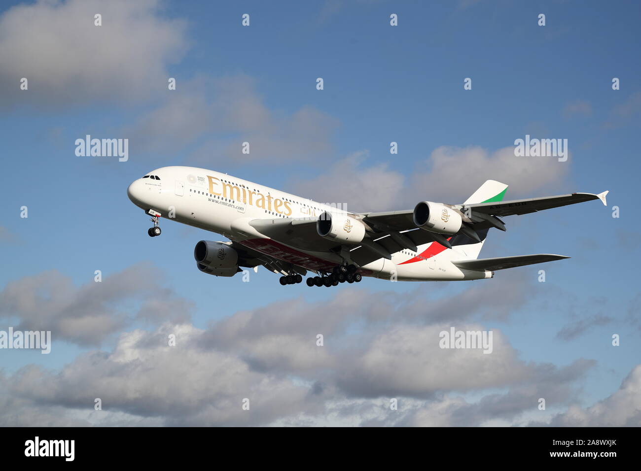 Emirates aircraft landing hi-res stock photography and images - Alamy