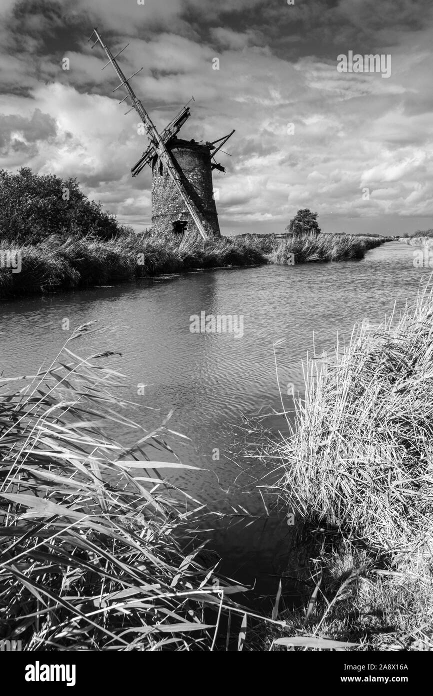 Windmill landscape uk Black and White Stock Photos & Images - Alamy