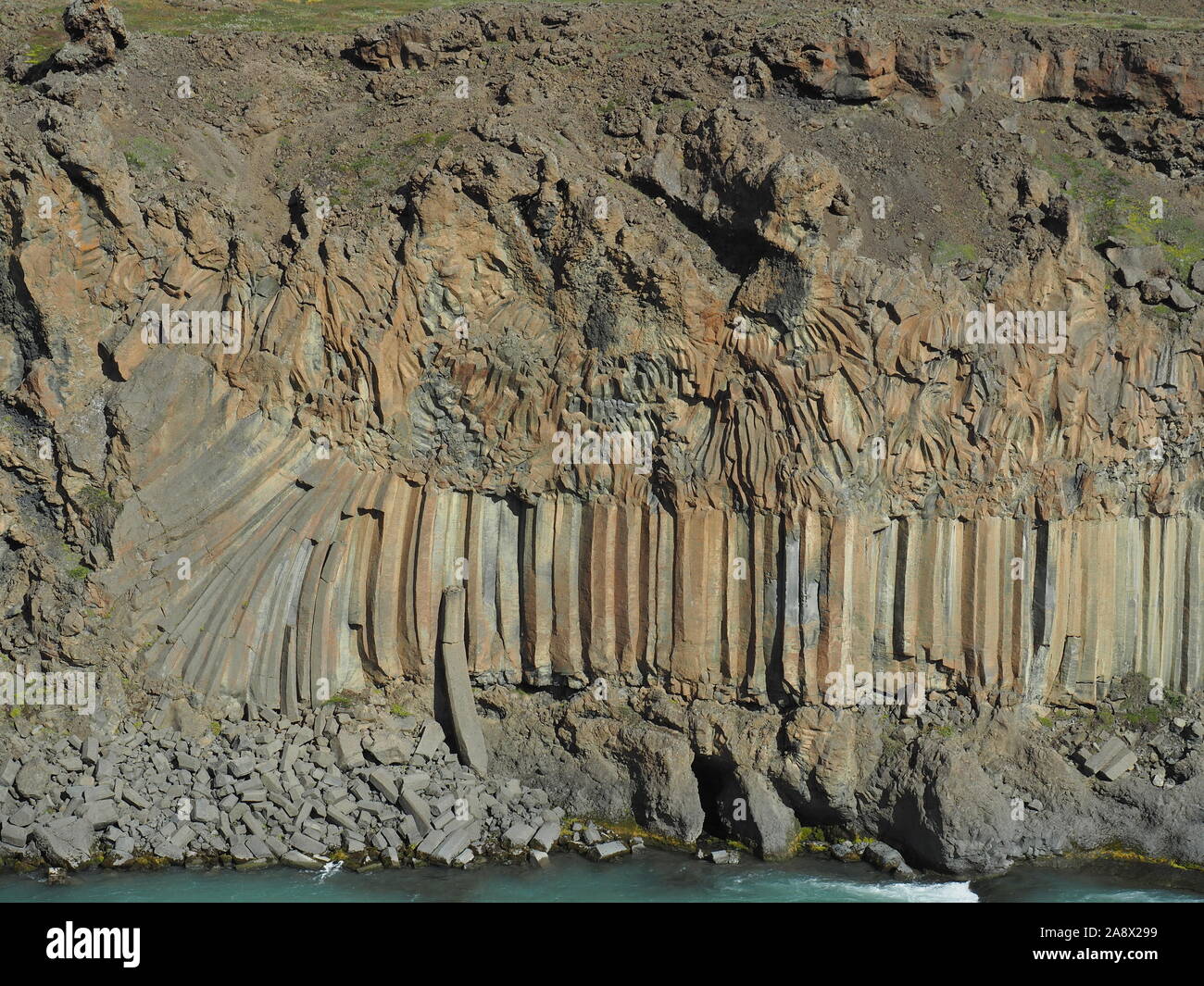 Hexagon basalt column rock study at Skaftafell in Iceland - interesting ...