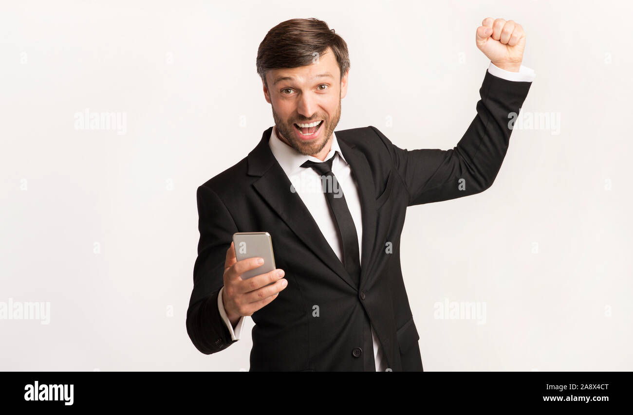 Man screaming at phone hi-res stock photography and images - Alamy