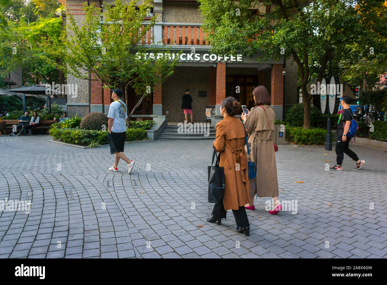 Shanghai outdoor shopping mall hi-res stock photography and images - Alamy