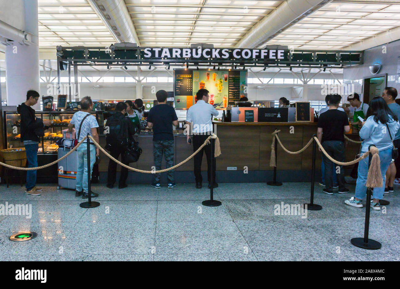 Starbucks coffee inside interior counter hi-res stock photography and ...