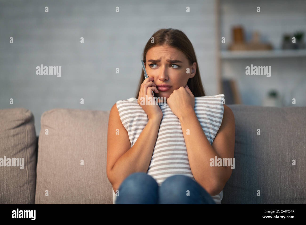 Girl phone scared hi-res stock photography and images - Alamy