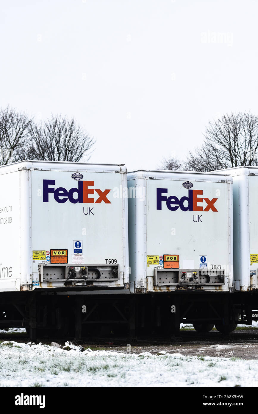 Fedex cargo loading goods hi-res stock photography and images - Alamy