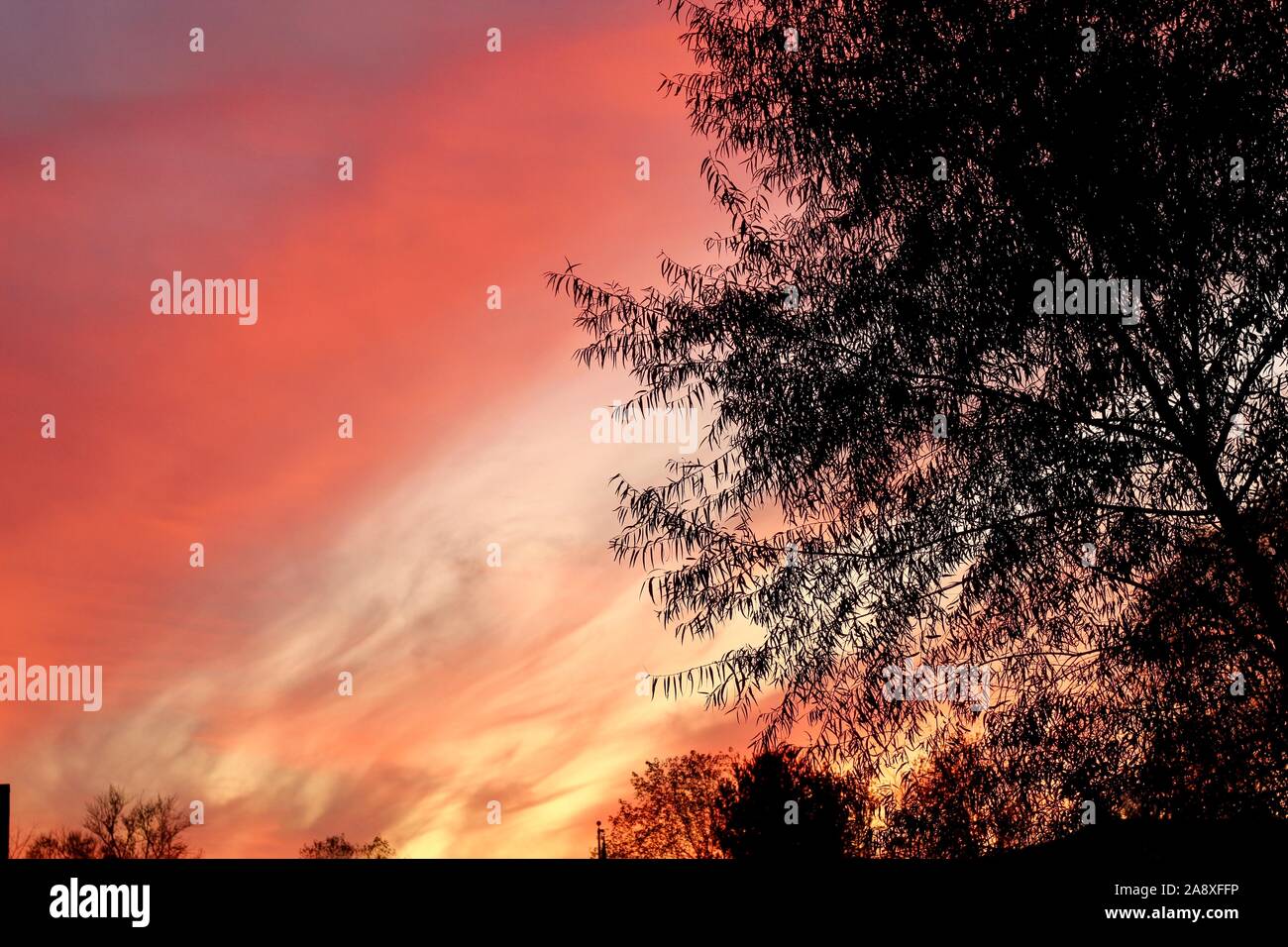 Red dramatic sky hi-res stock photography and images - Alamy