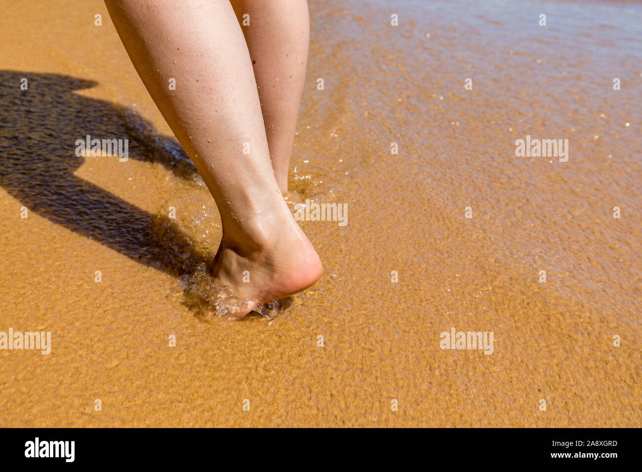 Pretty feet barefoot beach hi-res stock photography and images - Alamy
