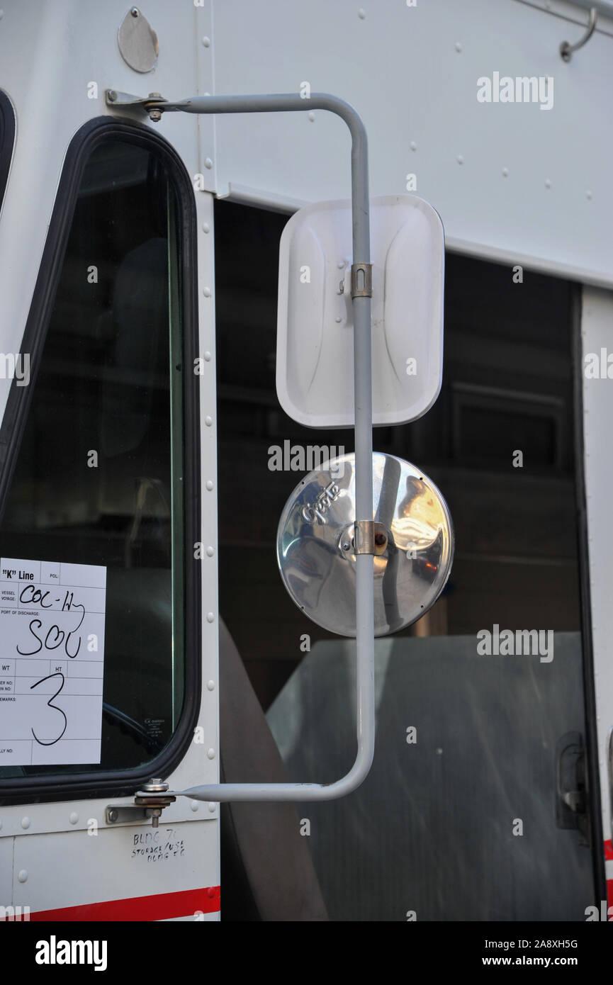 1986 Grumman Olson American delivery van set up as a catering van Stock ...