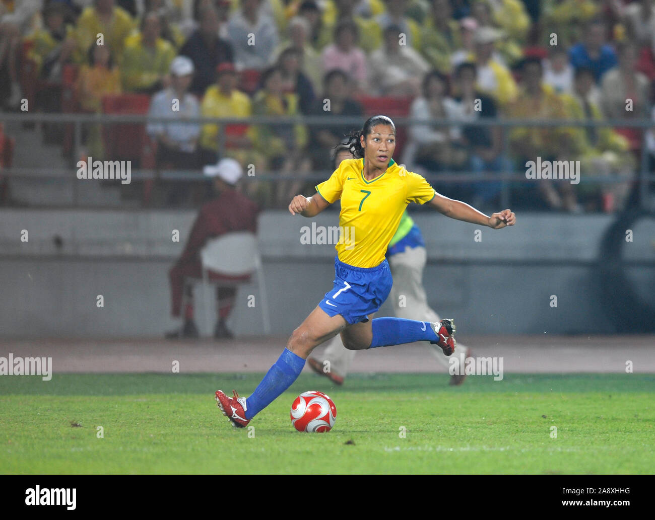 Olympic gold ball hi-res stock photography and images - Alamy