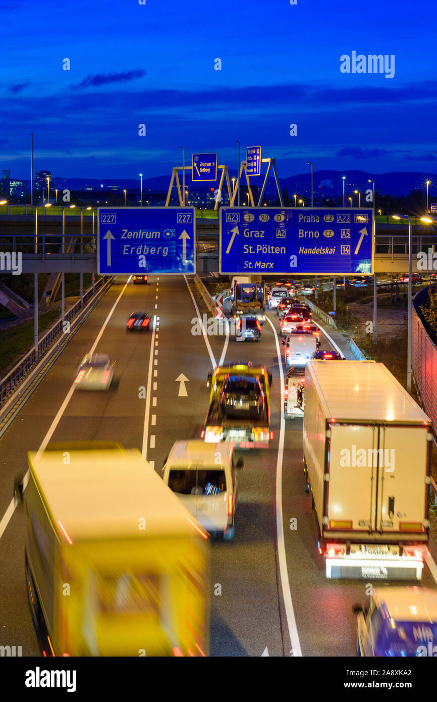 Wien, Vienna: freeway Ostautobahn A4 at bridge Erdberger Brücke ...