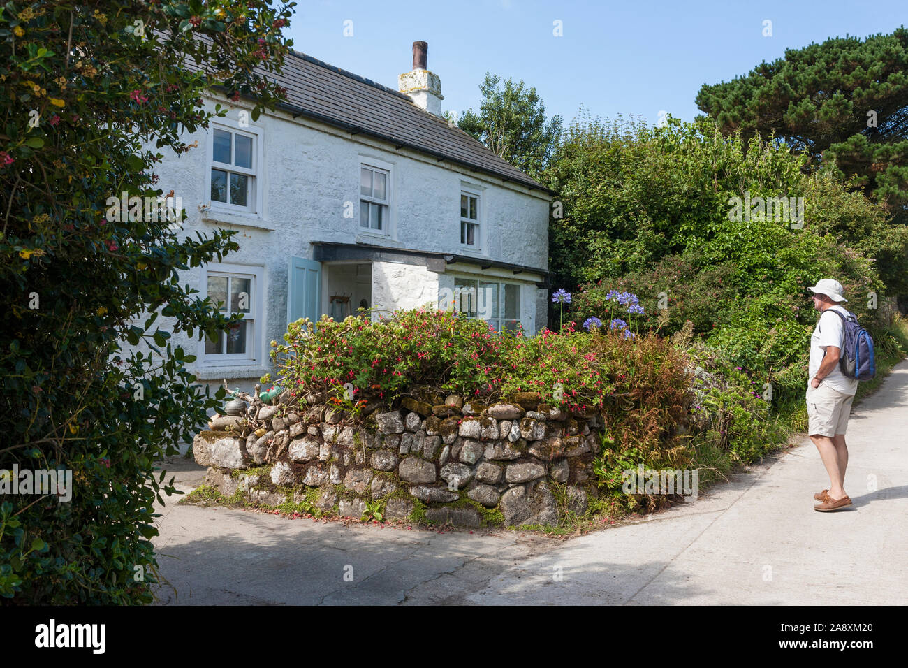 Whitewashed stone cottage hi-res stock photography and images - Alamy