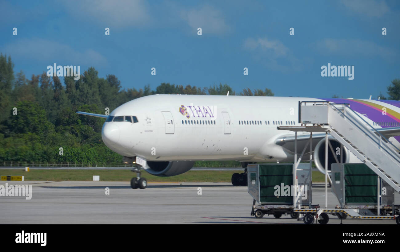 Boeing 777 thai airways taxiing hi-res stock photography and images - Alamy