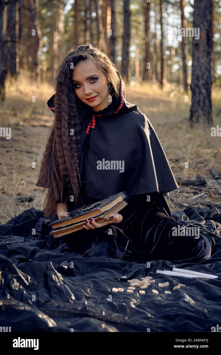 Black haired gothic girl hi-res stock photography and images - Alamy