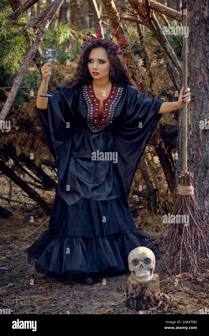 Black haired gothic girl hi-res stock photography and images - Alamy