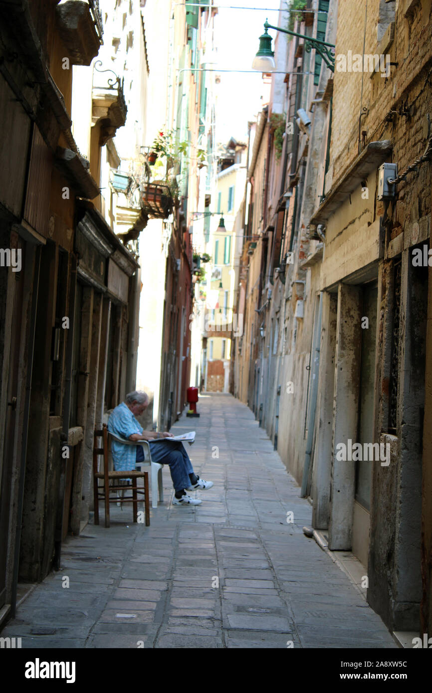 Side stree hi-res stock photography and images - Alamy