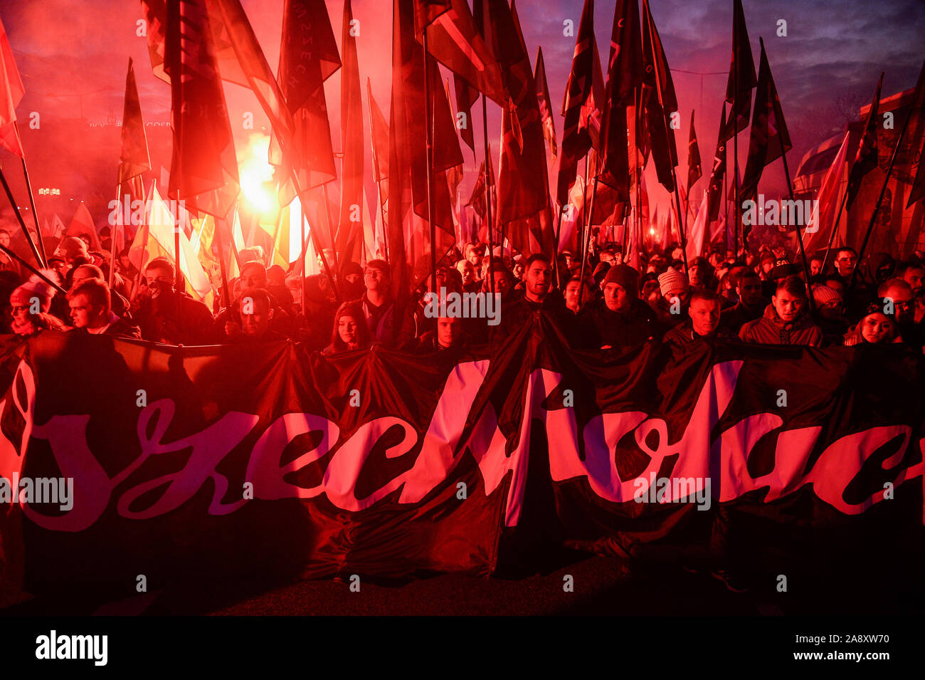 Warsaw, Poland. 11th Nov, 2019. Members of far right wing conservative ...