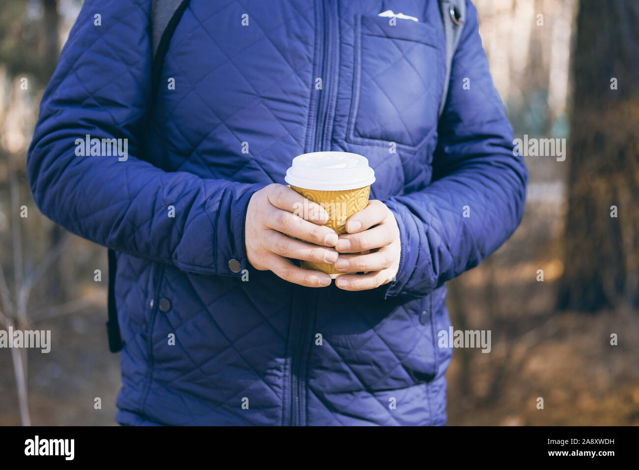 Human hand holding mug hi-res stock photography and images - Alamy