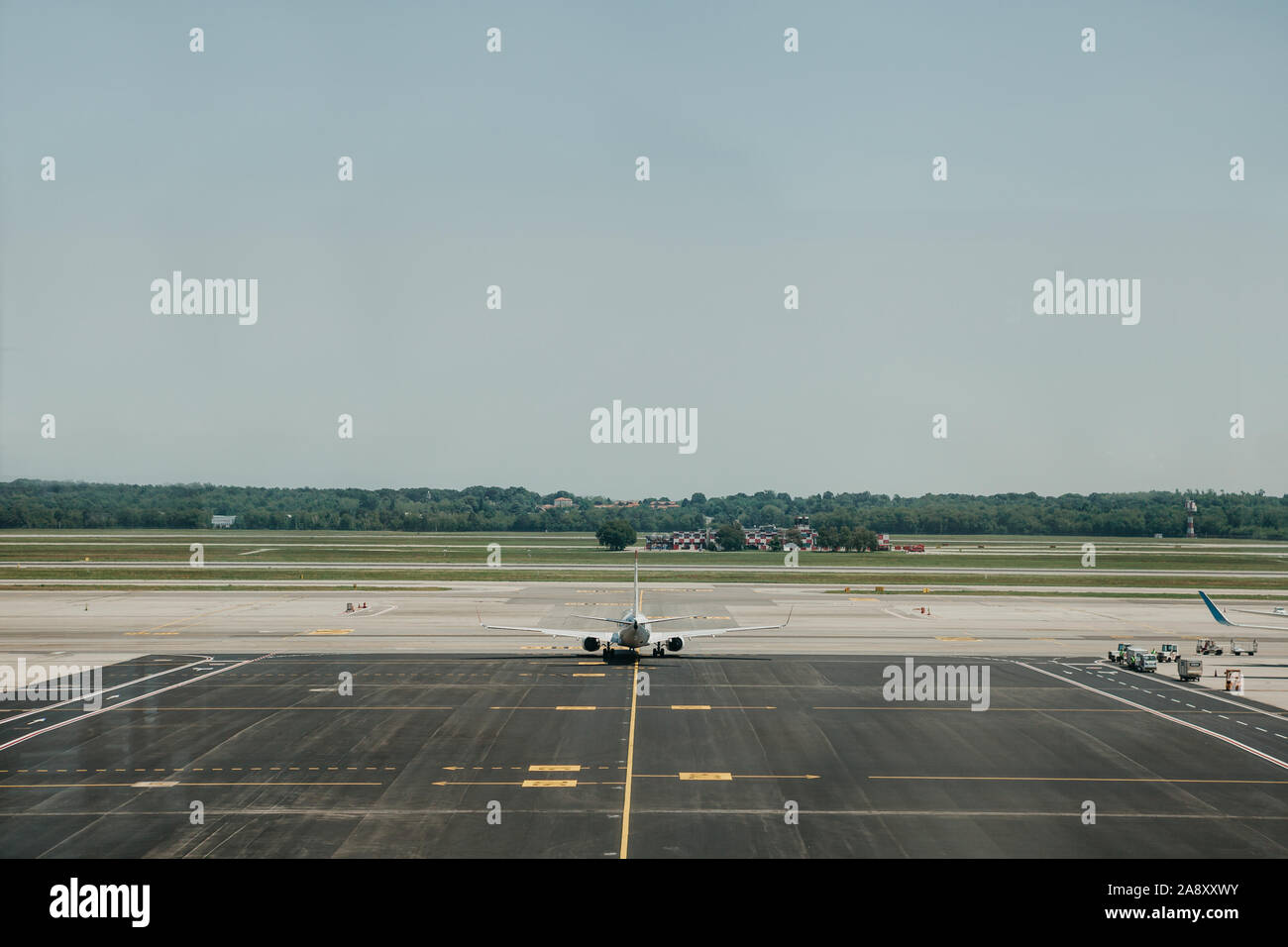 Passenger airplane getting ready hi-res stock photography and images ...