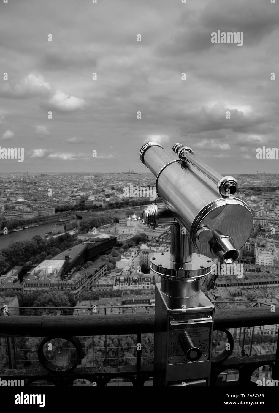 Telescope on the eiffel tower hi-res stock photography and images - Alamy