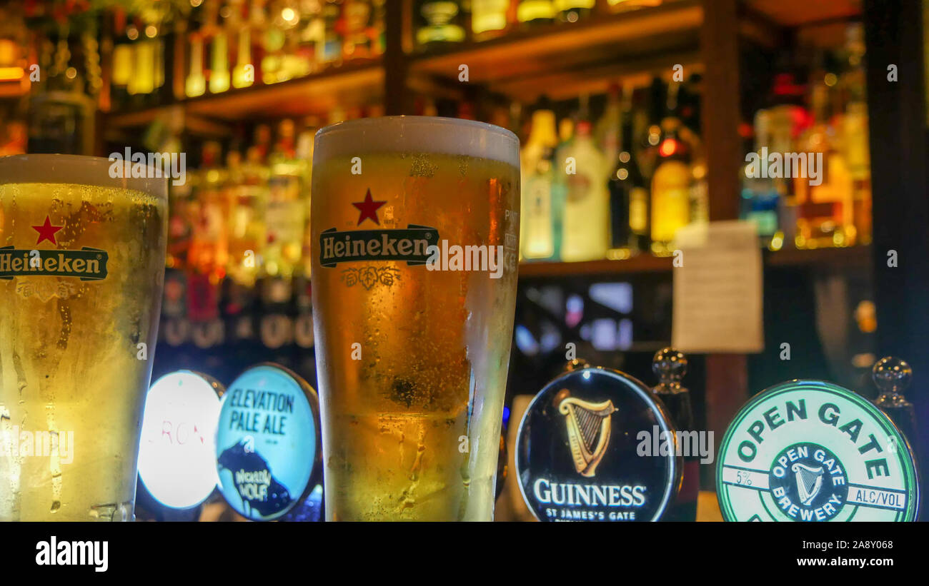 Typical Pub Ireland Dublin night out celebrate heineken Stock Photo - Alamy