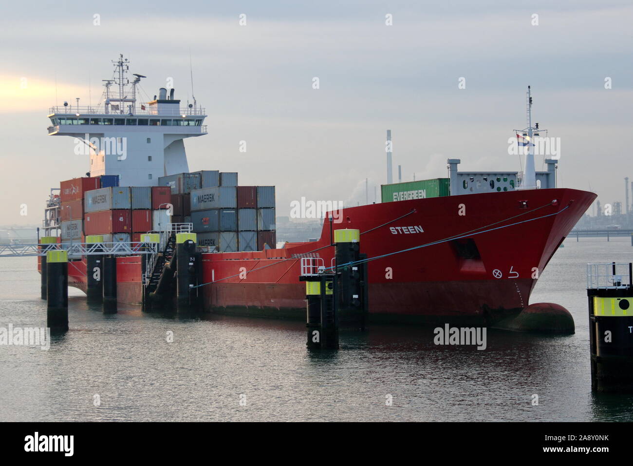 Shipping container ship anchor hi-res stock photography and images - Alamy