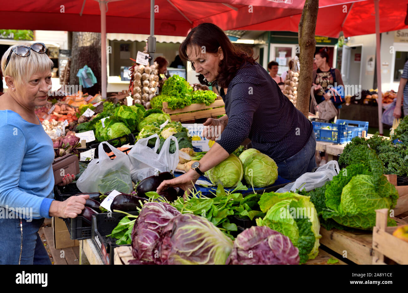 Outdoor market selling fruit hi-res stock photography and images - Alamy
