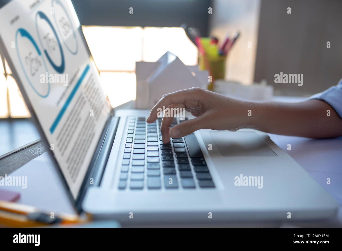 E mail typing hi-res stock photography and images - Alamy