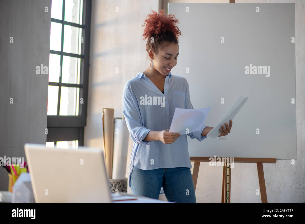 Looking sketches hi-res stock photography and images - Alamy