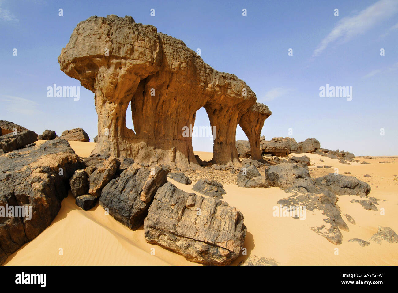 Algerien - Felsen in der Wueste Stock Photo - Alamy