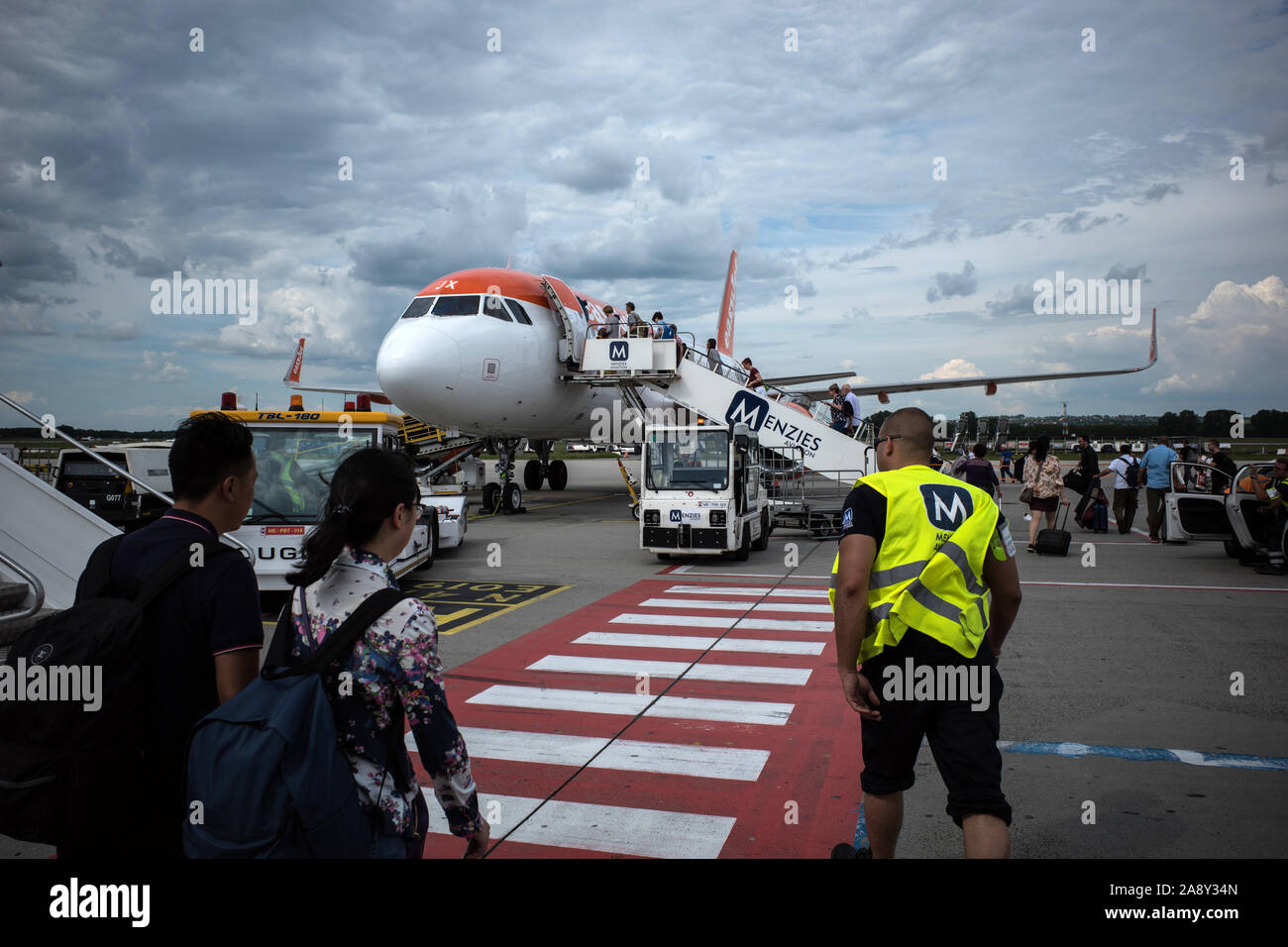 EASYJET VOYAGE - GETTING ON THE PLANE - EASYJET PLANE AT AIRPORT ...