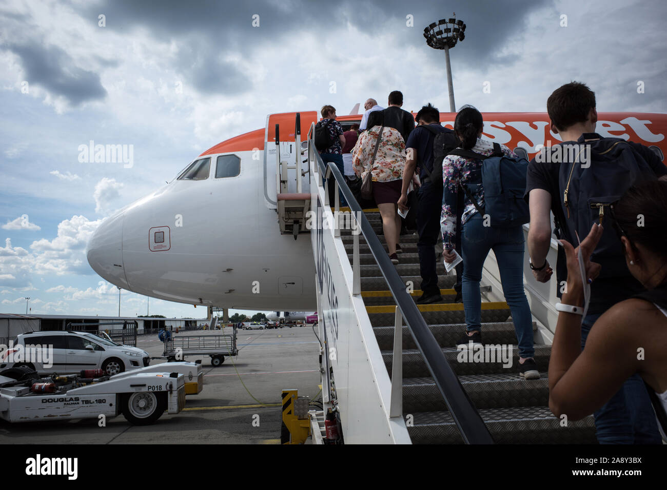 EASYJET VOYAGE - GETTING ON THE PLANE - EASYJET PLANE AT AIRPORT ...