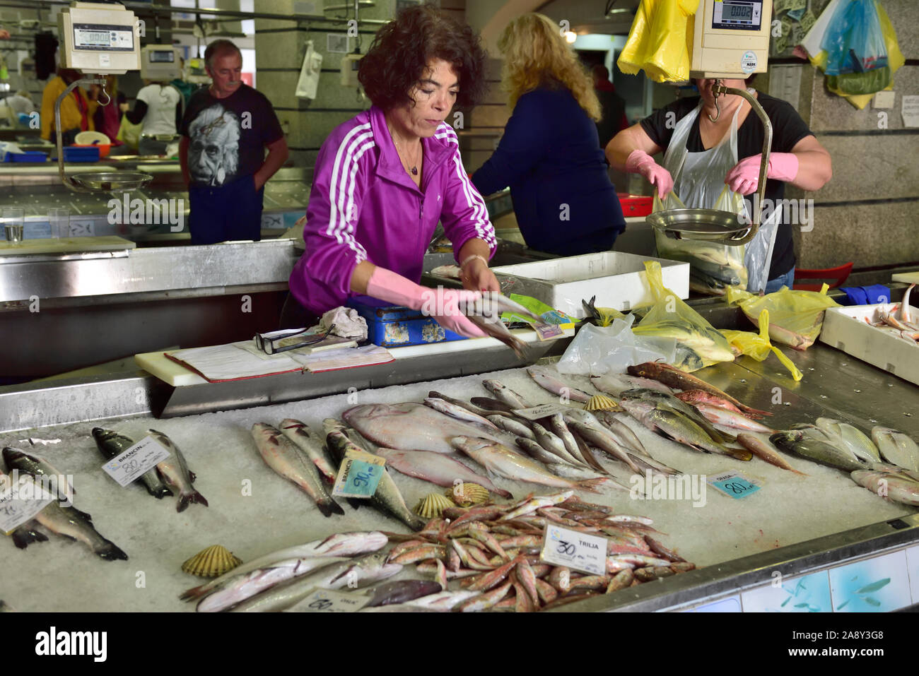 Covered fresh fish market hi-res stock photography and images - Alamy