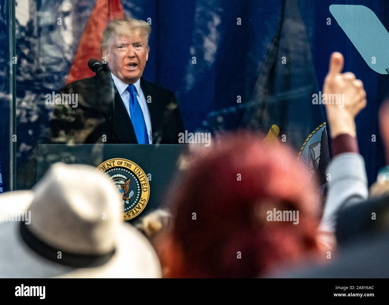 Bullet proof glass hi-res stock photography and images - Alamy