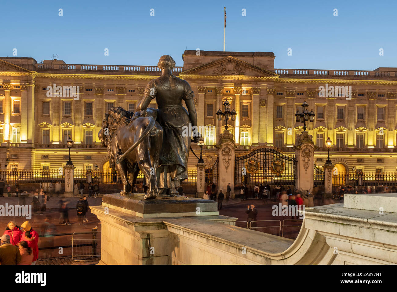 Buckingham palace at night hi-res stock photography and images - Alamy
