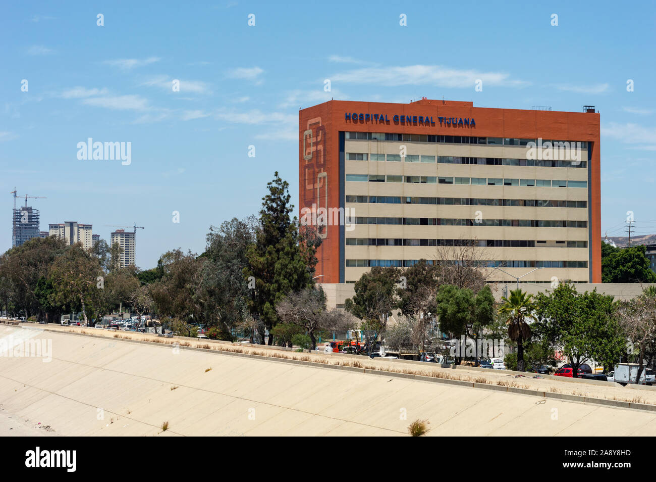 Hospital exterior mexico hi-res stock photography and images - Alamy