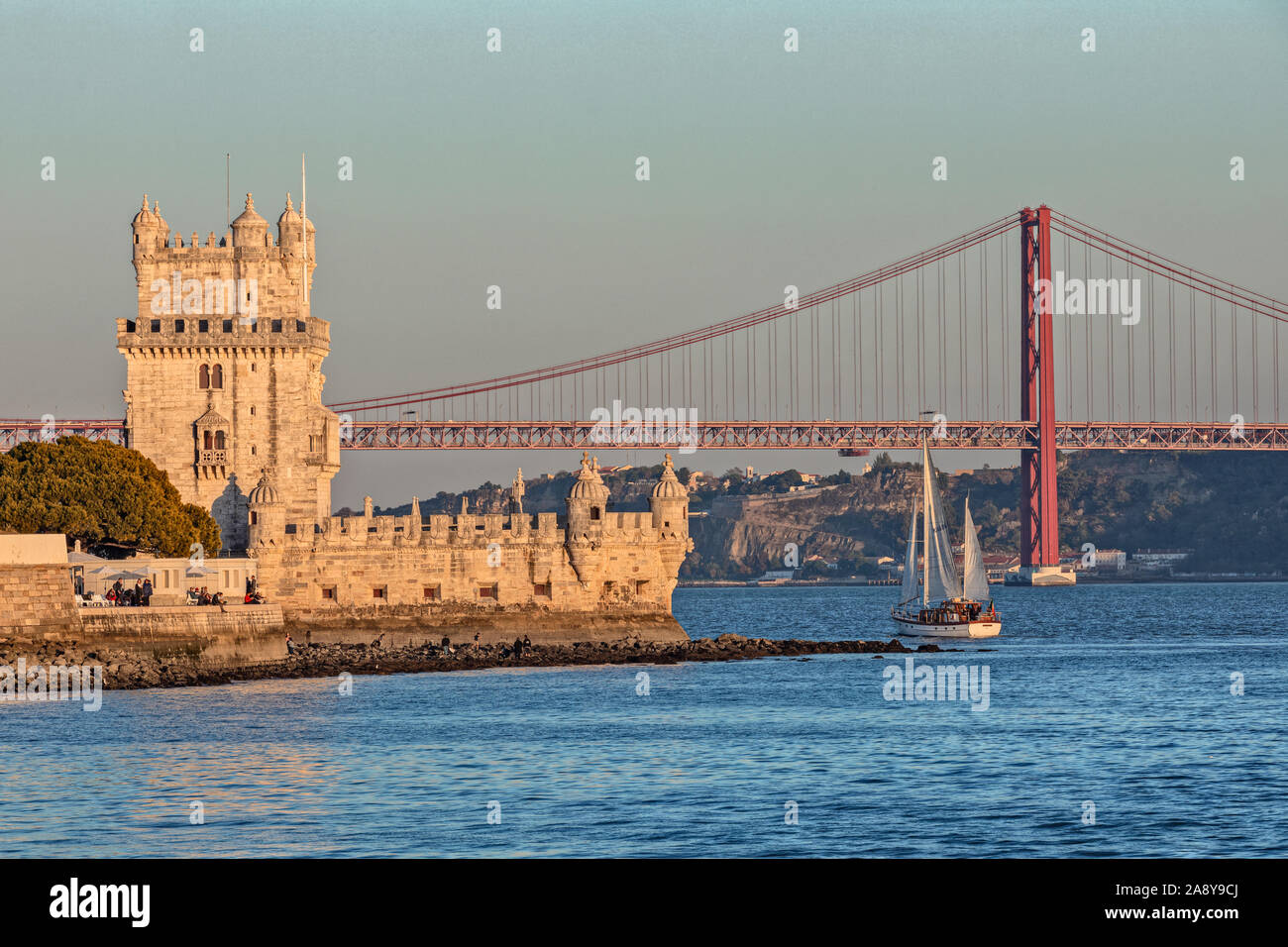 Ponte 25 do abril hi-res stock photography and images - Alamy