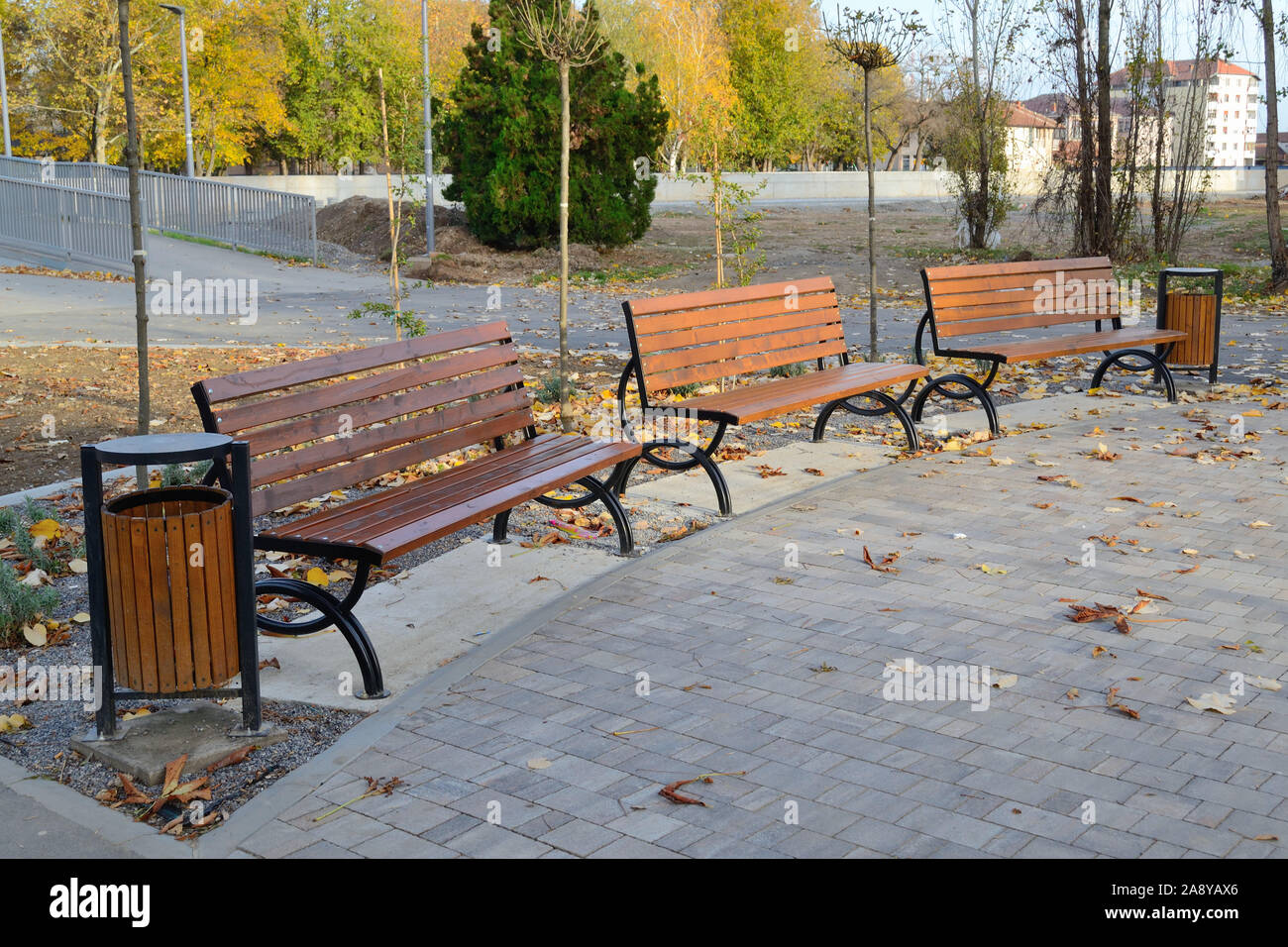 Empty park benches hi-res stock photography and images - Alamy