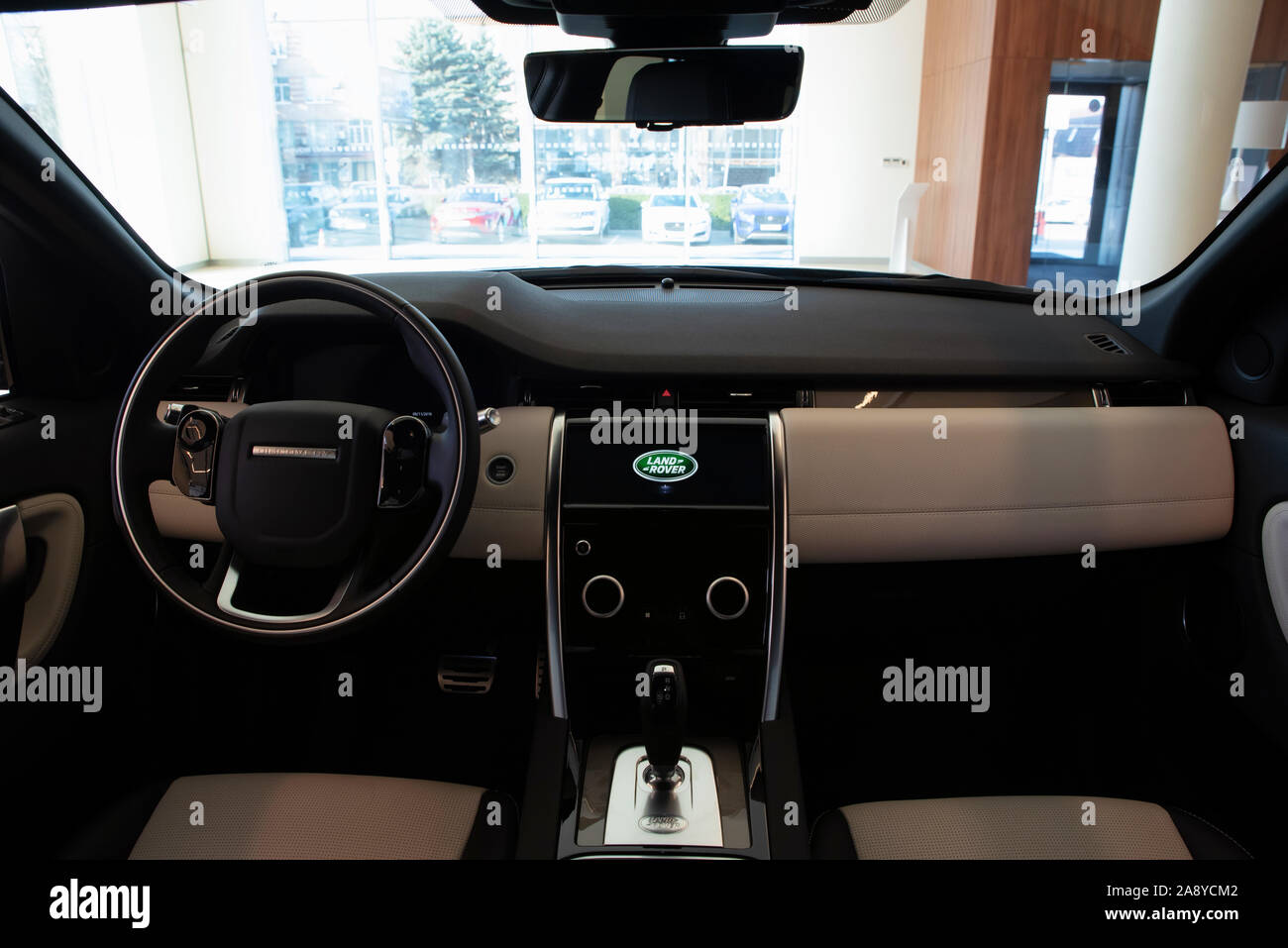 Land rover discovery dashboard hi-res stock photography and images - Alamy