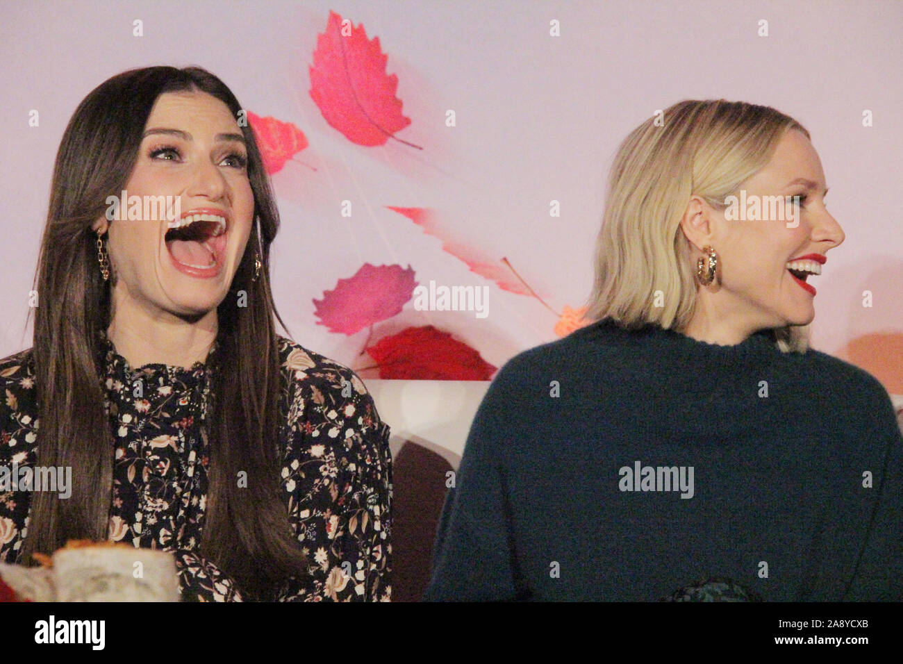 Idina Menzel Kristen Bell 11 09 2019 Frozen 2 Press Conference Held