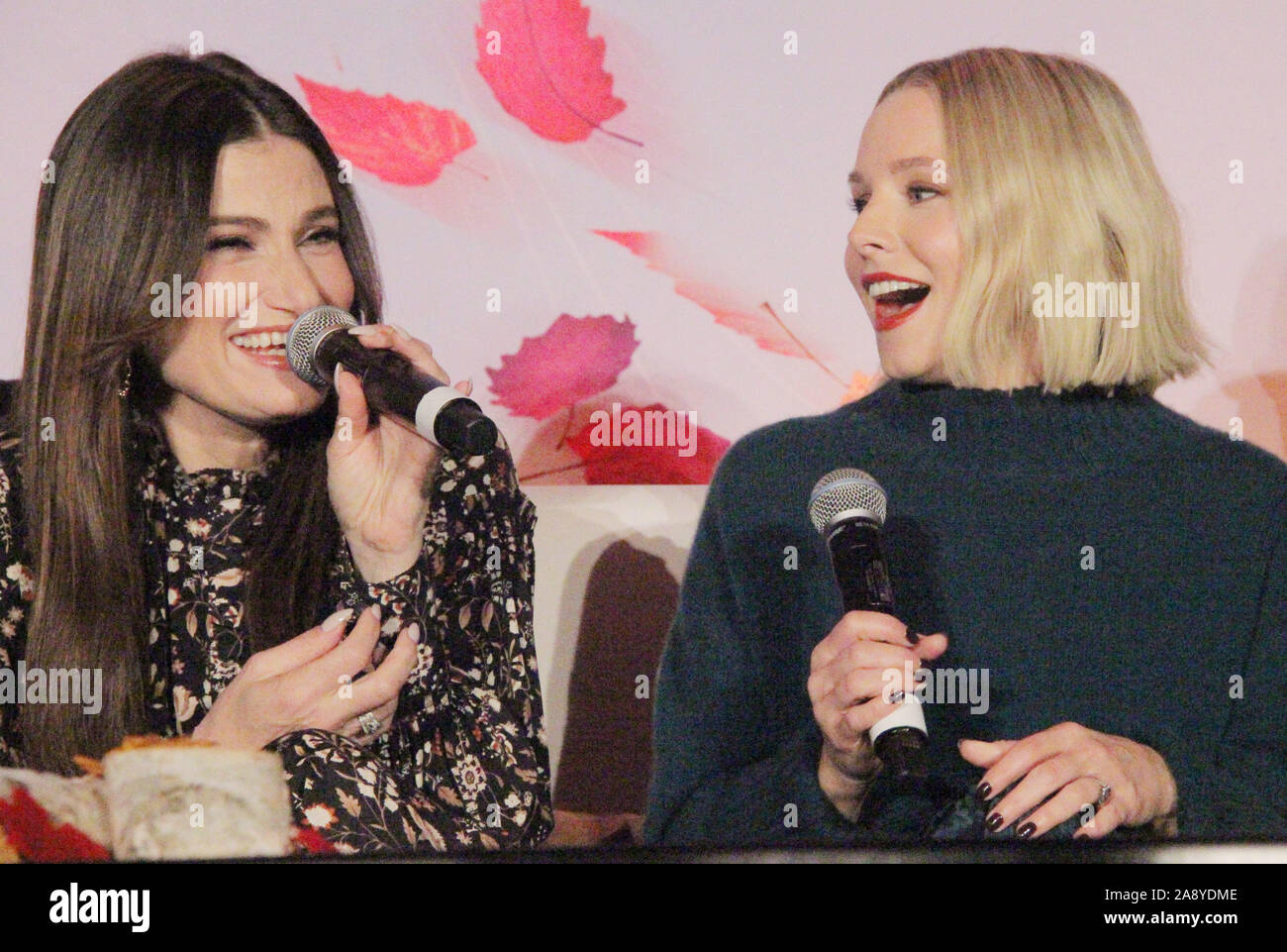 Idina menzel kristen bell hi-res stock photography and images - Alamy