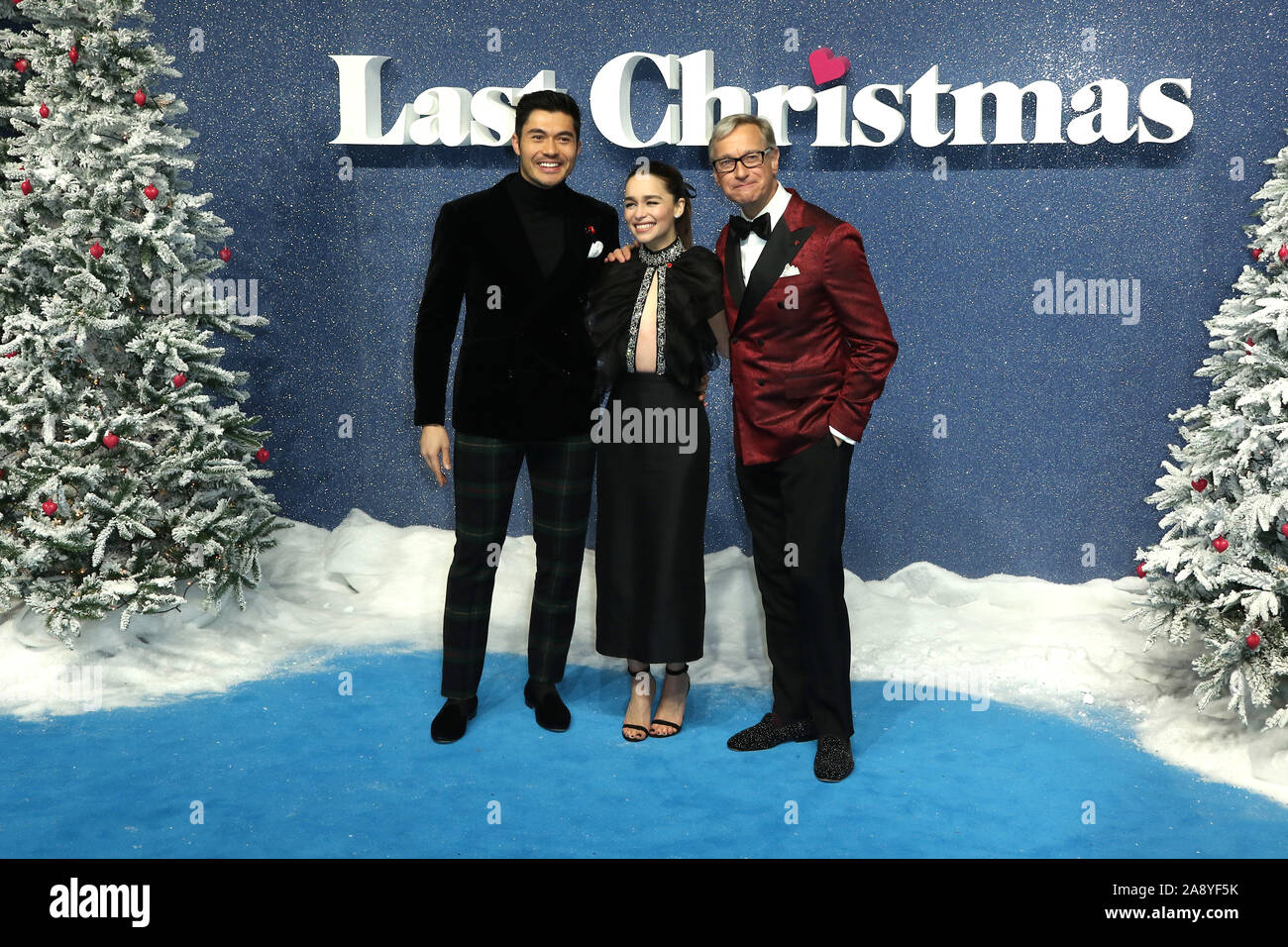 Henry golding emilia clarke hi-res stock photography and images - Alamy
