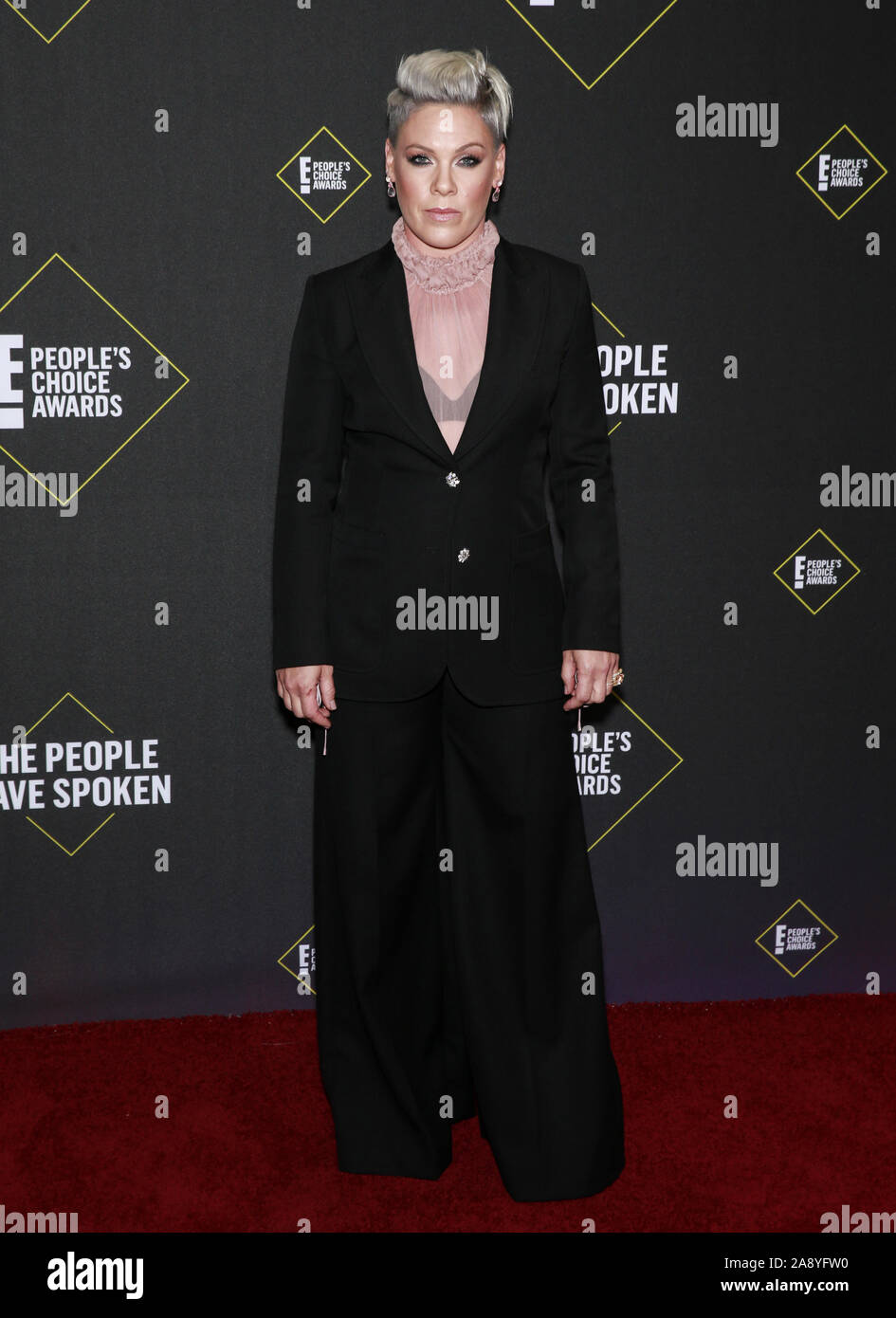 Pink singer 2019 people's choice hi-res stock photography and images ...
