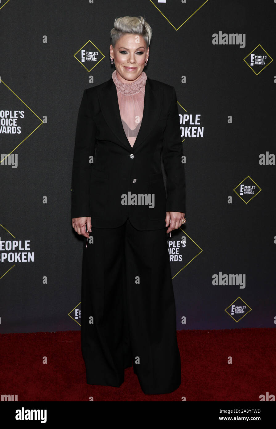 Pink singer 2019 people's choice hi-res stock photography and images ...