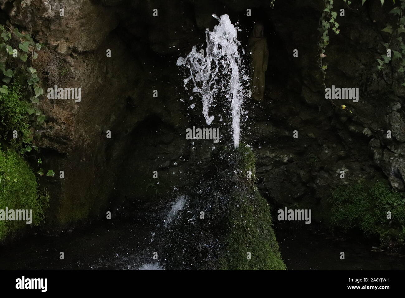 Fountain water flowing from pool hi-res stock photography and images ...