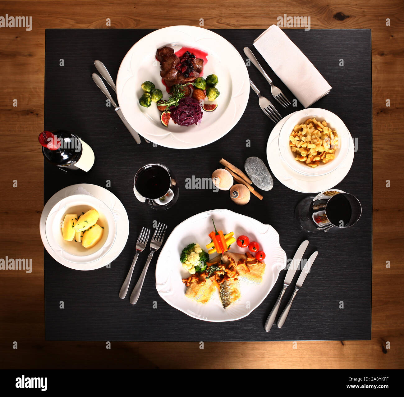 2 people empty plates hi-res stock photography and images - Alamy